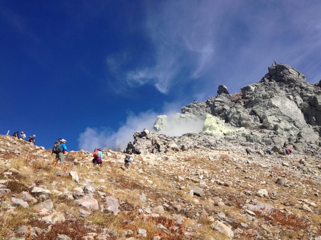 Mount Yake Ablaze with Color – Japan Alps Kamikochi Official Website